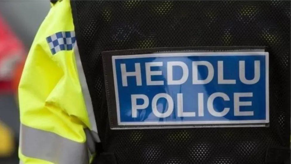 Apêl heddlu wedi digwyddiad yn Llangefni - BBC Cymru Fyw