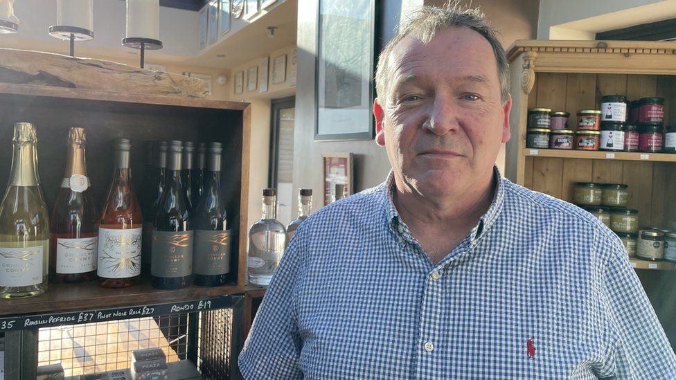 Gwlân yn lle cemegau i gynhyrchu gwin o well safon? - BBC Cymru Fyw
