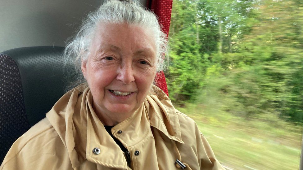 Angladd y Frenhines: 'Cyfle i fod yn rhan o hanes' - BBC Cymru Fyw