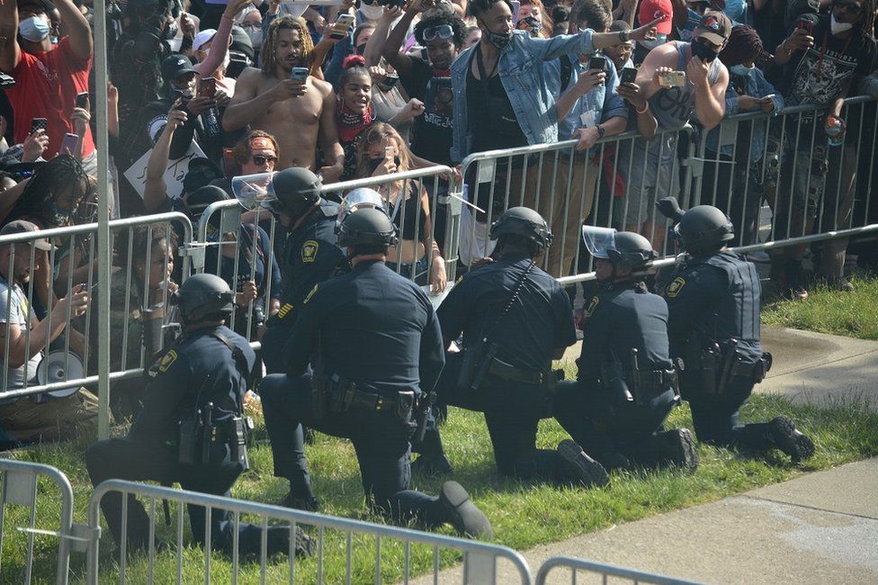 Y Cymro sy'n plismona'r protestiadau yn America - BBC Cymru Fyw