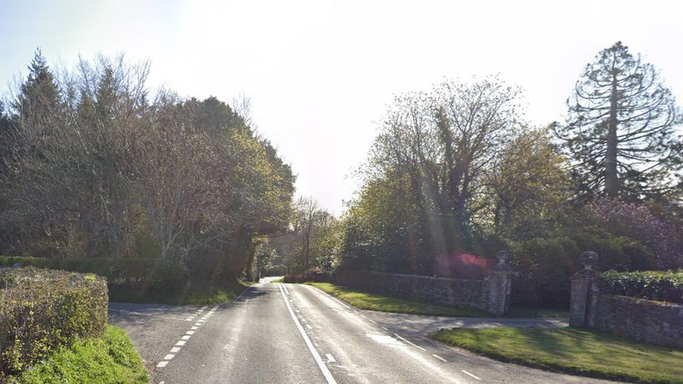 A283 Stopham crash: Police investigating after motorcyclist dies - BBC News