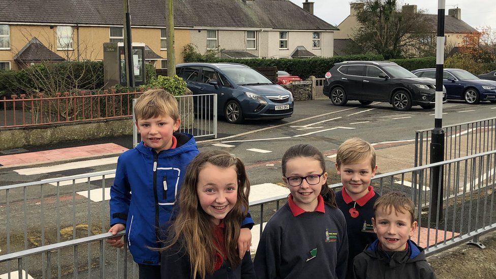 Ymgyrch ysgol ar Ynys Môn yn sicrhau croesfan newydd - BBC Cymru Fyw