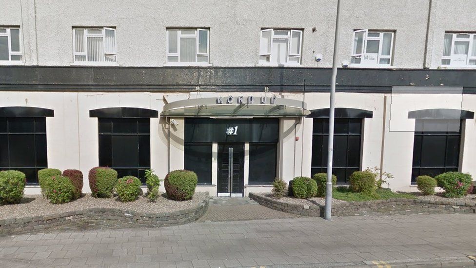 Knifeman admits slashing victim in Greenock nightclub - BBC News