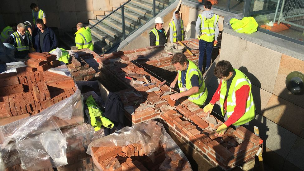 Beverley Gate in Hull gets new layer to protect historic bricks - BBC News