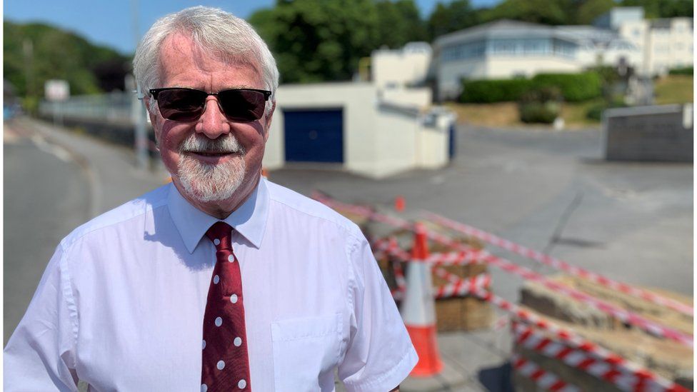 Ffrae ceiswyr lloches Strade: 'Gallai rhywun gael ei ladd' - BBC Cymru Fyw