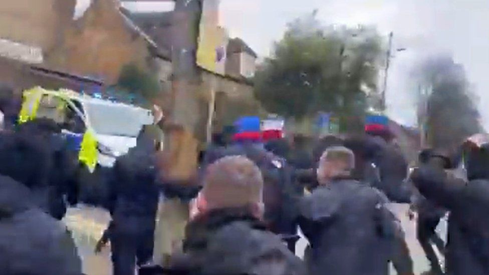 Cup final: Mass brawl outside Hampden ahead of kick-off - BBC News