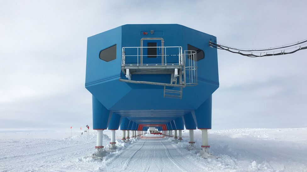 The chasm cutting an Antarctic base adrift - BBC News