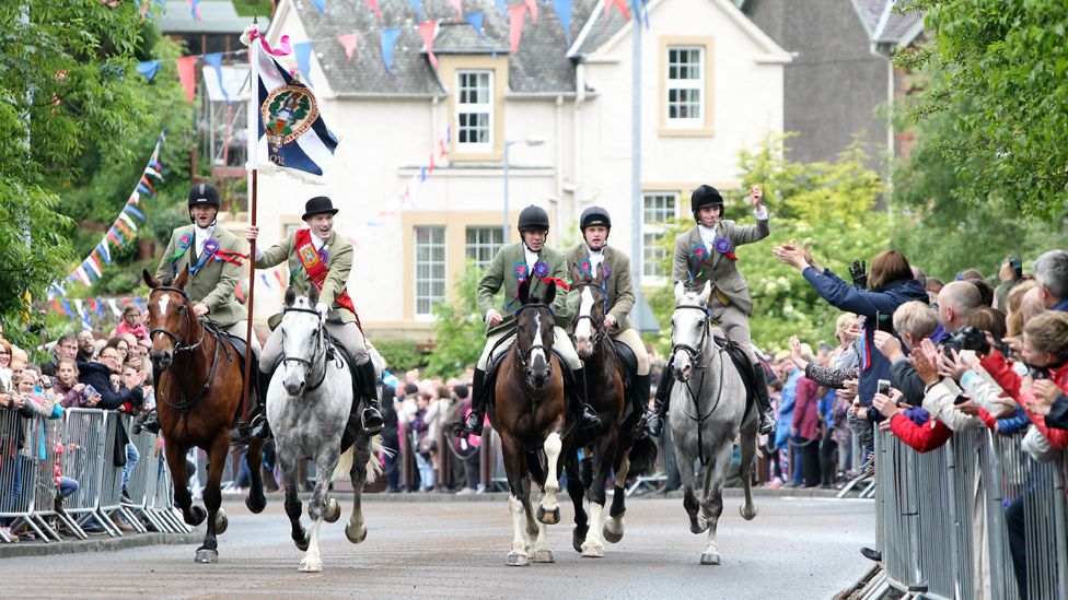 In pictures: Selkirk Common Riding - BBC News
