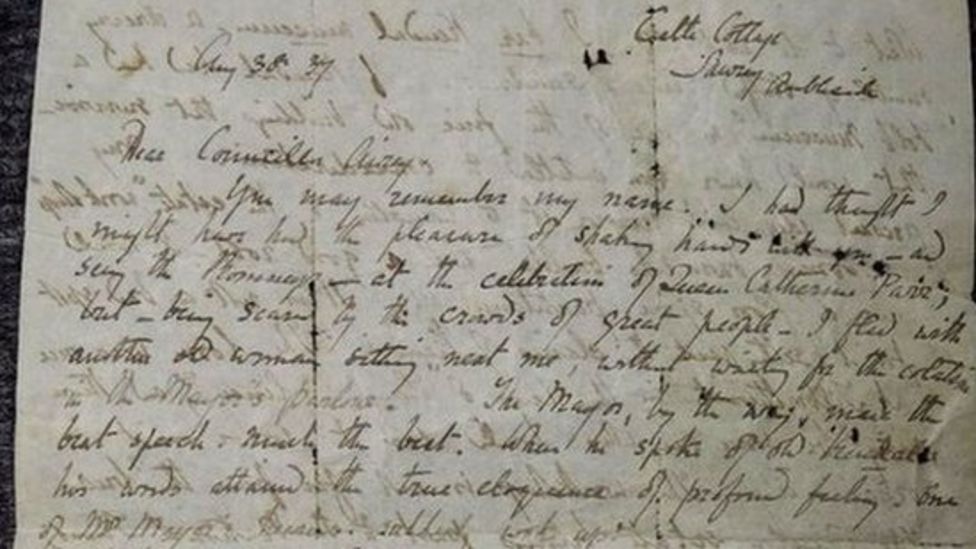 Wartime spy gadgets sell for thousands at auction - BBC News