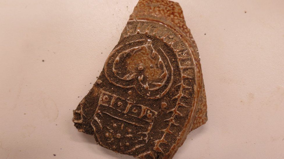 Castle Cornet excavation unearths porcelain and clay pipes - BBC News