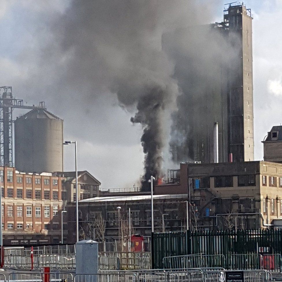 Two rescued from roof of blazing oil refinery in Erith - BBC News