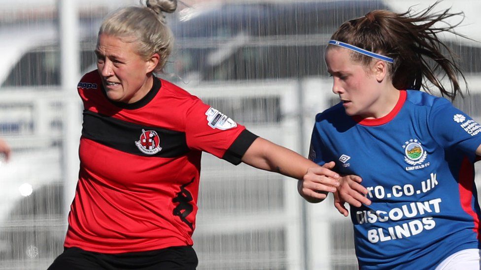 Linfield lift Women's Premiership trophy - BBC Sport