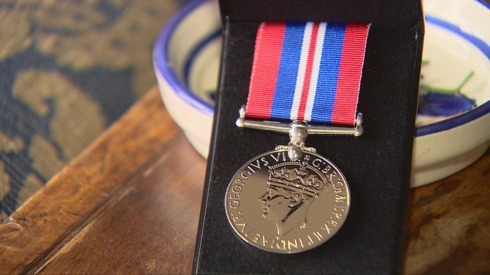 Edinburgh pensioner awarded war medal 70 years late - BBC News