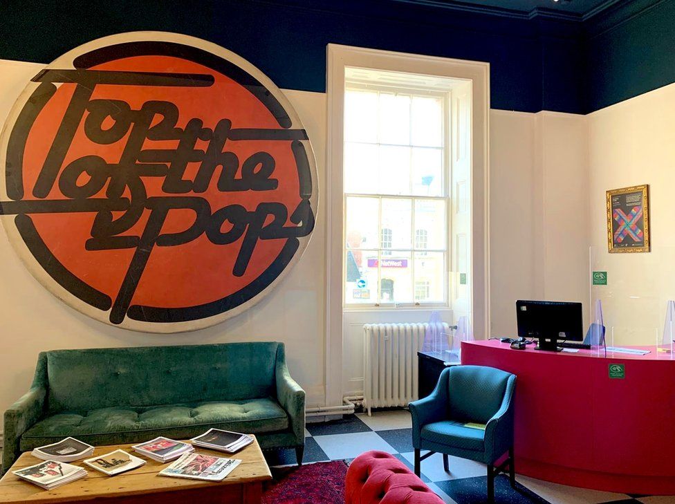 Top of the Pops sign loaned to Stroud music venue - BBC News