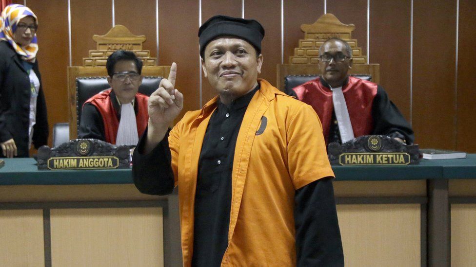 Jakarta attacks: IS bombmaker smiles after 10-year sentence - BBC News