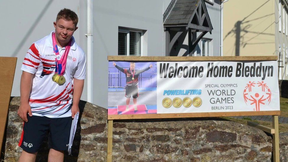 Croeso mawr i un o arwyr y Gemau Olympaidd Arbennig - BBC Cymru Fyw