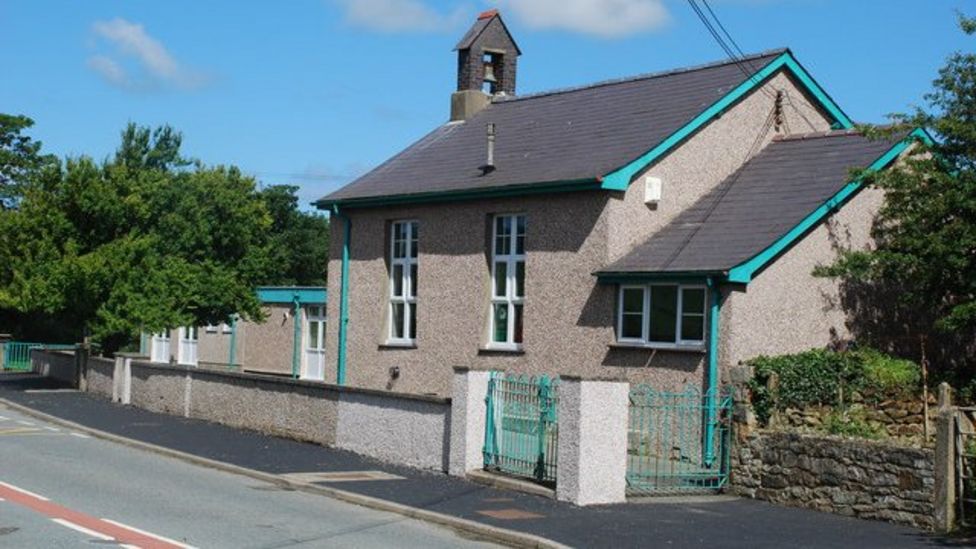 Llifogydd yn effeithio ar ffyrdd yn dilyn glaw trwm - BBC Cymru Fyw