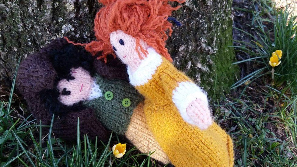 Poldark knitted figures 'go global' - BBC News