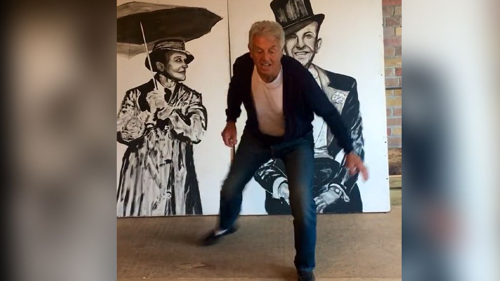 O Tom Jones i Gavin and Stacey: straeon 60 mlynedd yn 'showbiz' - BBC ...