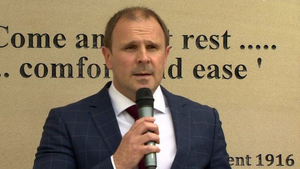 NI Troubles: UVF gives 1974 murder account to Crawford family - BBC News