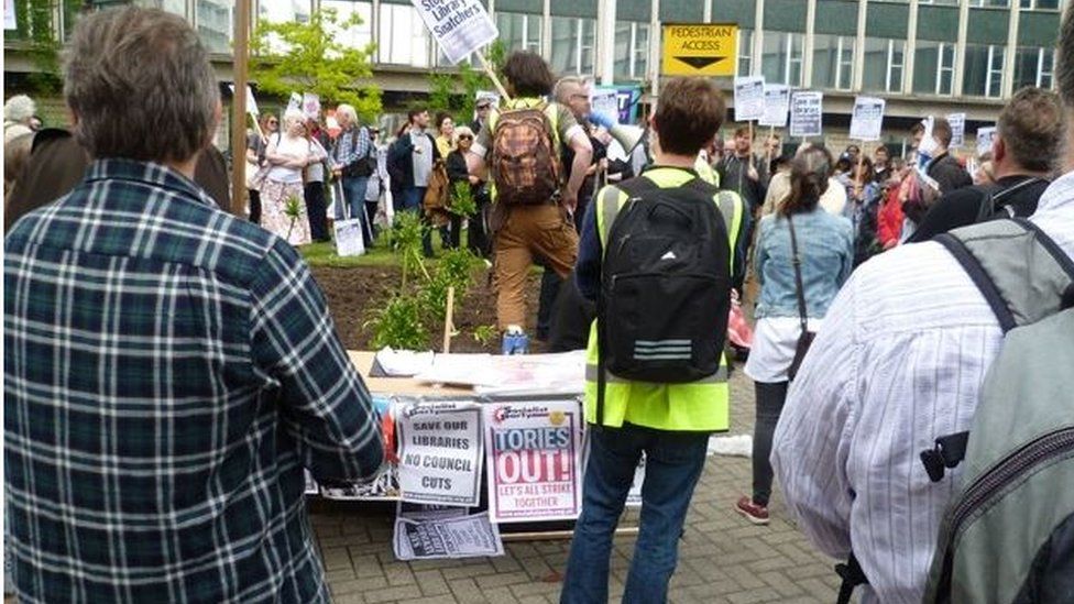 Hundreds protest against Lewisham library cuts - BBC News