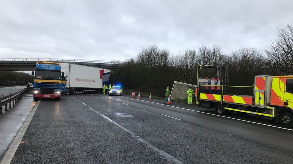'Lucky escape' lorry crash closes M40 for 12 hours - BBC News