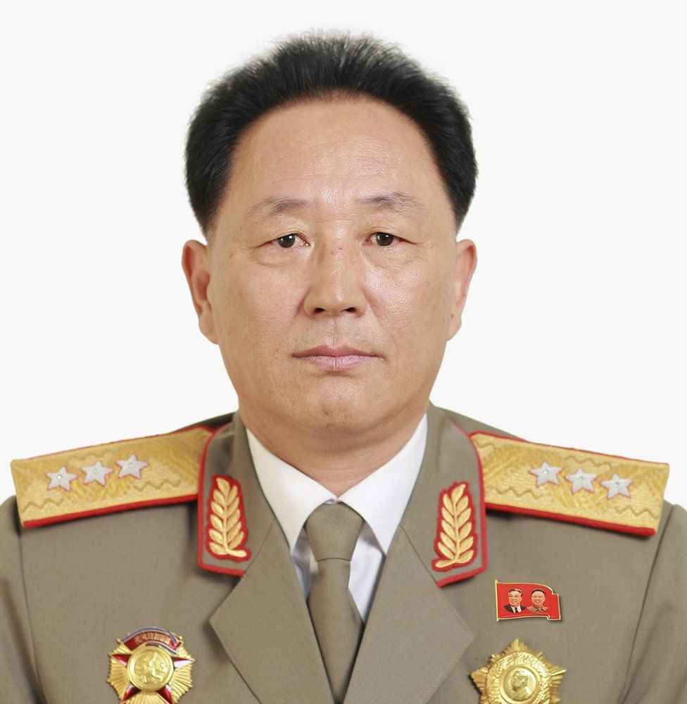What the new photos of North Korea's leaders say - BBC News