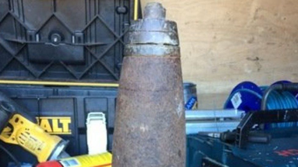 Suspected wartime bomb 'stored in van' - BBC News