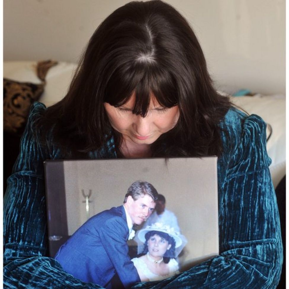 Stephen Carroll widow angry at Sinn Féin killer jail visit - BBC News