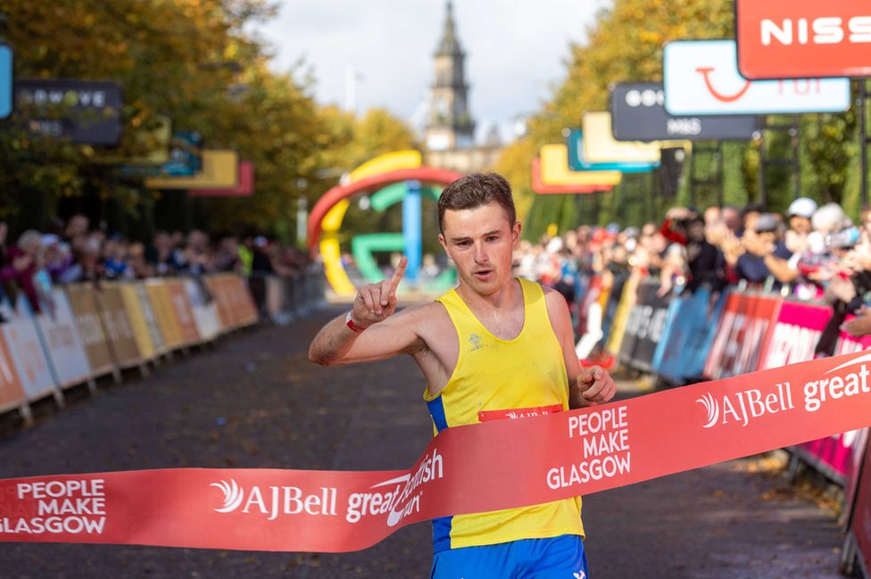 Thousands on Glasgow's streets for Great Scottish Run - BBC News