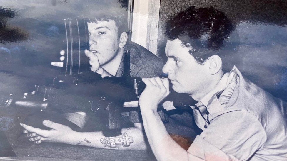 Rhyfel y Falklands: Atgofion milwyr wedi 40 mlynedd - BBC Cymru Fyw