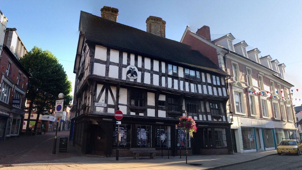 Oswestry splash park plan could get £500k - BBC News