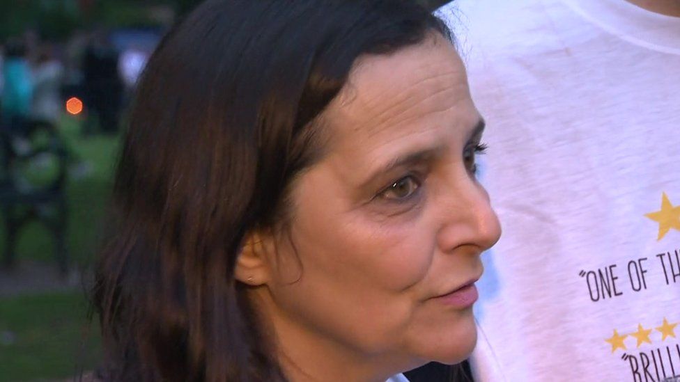 Manchester attack: Martyn Hett's mother 'gains more sons' - BBC News