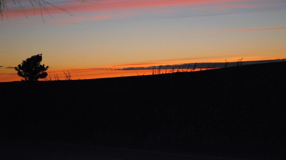 Your pictures: Stunning summer sunset swathes Scotland - BBC News