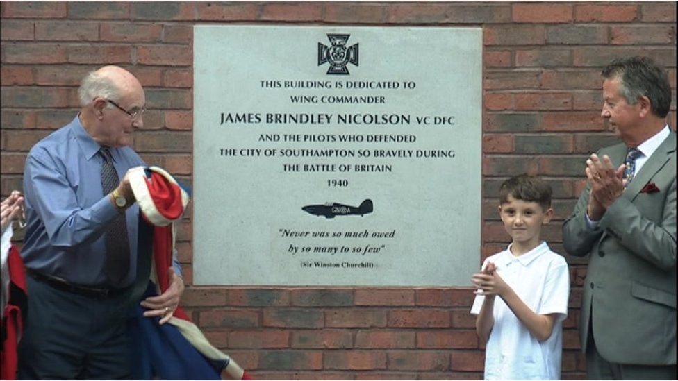 Southampton plaque honours Battle of Britain hero - BBC News