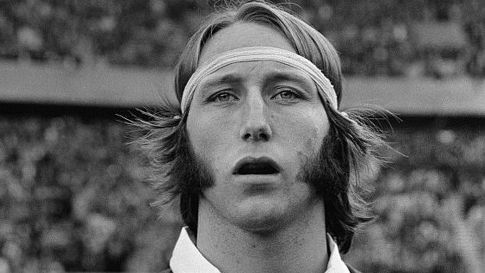 Cefnogwyr yn cofio cyn-seren Cymru JPR Williams - BBC Cymru Fyw
