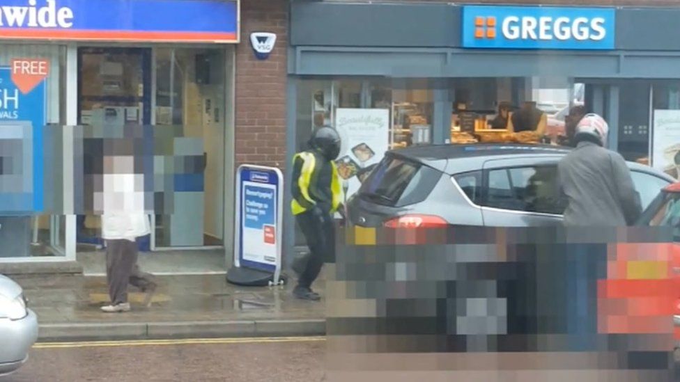 Botched robbers' slow getaway caught on video - BBC News