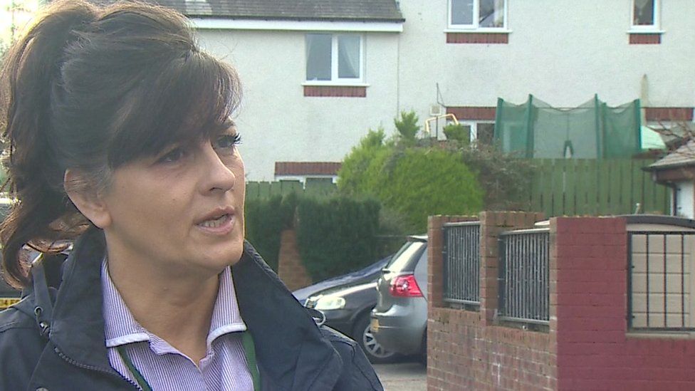 Gweithwyr gofal cymdeithasol wedi 'blino' yn sgil Covid - BBC Cymru Fyw