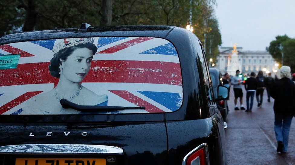 In pictures: London's unique tributes to the Queen - BBC News