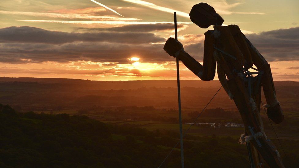 Ystrad Fflur: Codi cerflun Y Pererin ar ei newydd wedd - BBC Cymru Fyw
