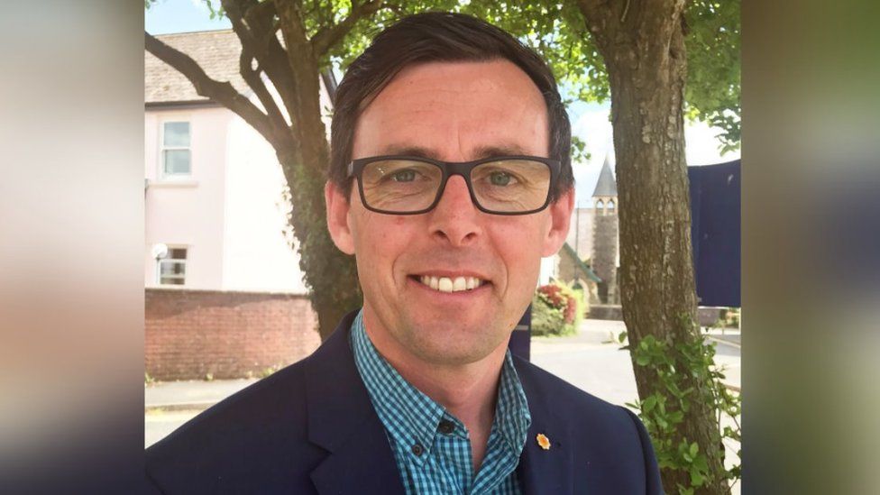 Disgwyl i Darren Price arwain Cyngor Sir Gâr - BBC Cymru Fyw