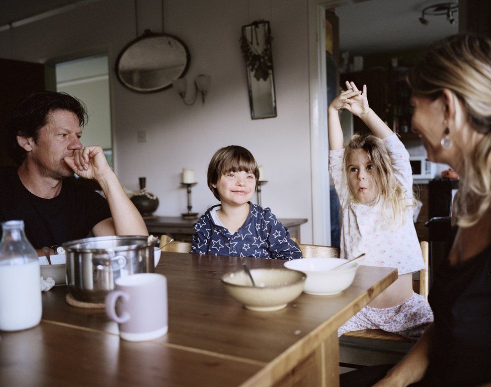 Mealtimes reflect UK family life - BBC News