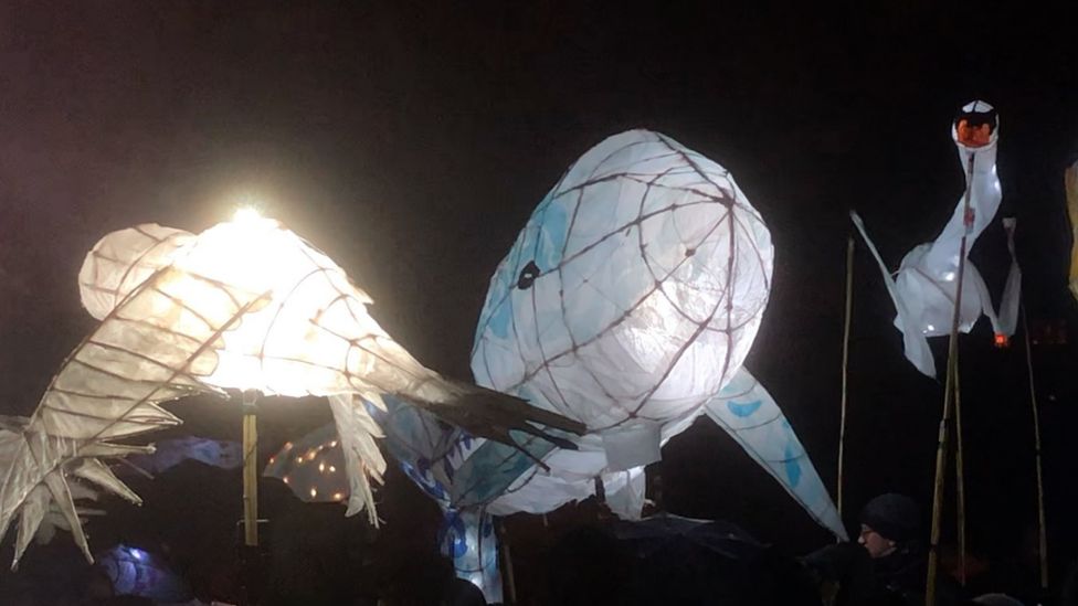 Thousands turn out for Bristol's Church Road Lantern Parade - BBC News