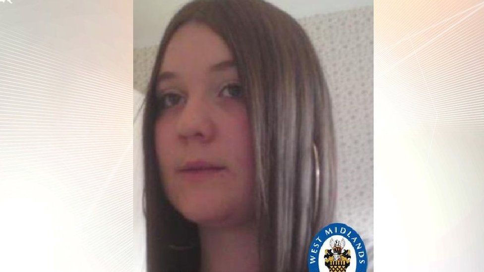 Tributes to West Bromwich mum after police pursuit crash - BBC News