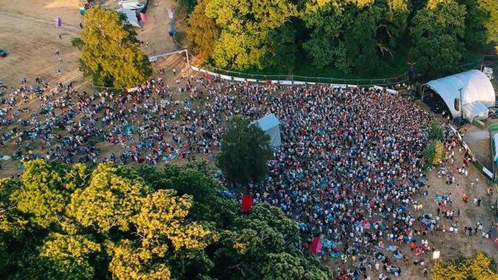 Ampthill Festival goes ahead because of volunteer help - BBC News