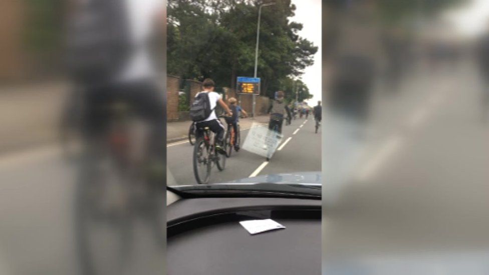 'Dangerous' Cardiff group cycling investigated by police - BBC News