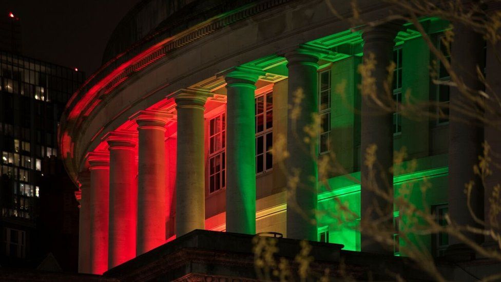 Light show illuminates buildings in Manchester festival - BBC News