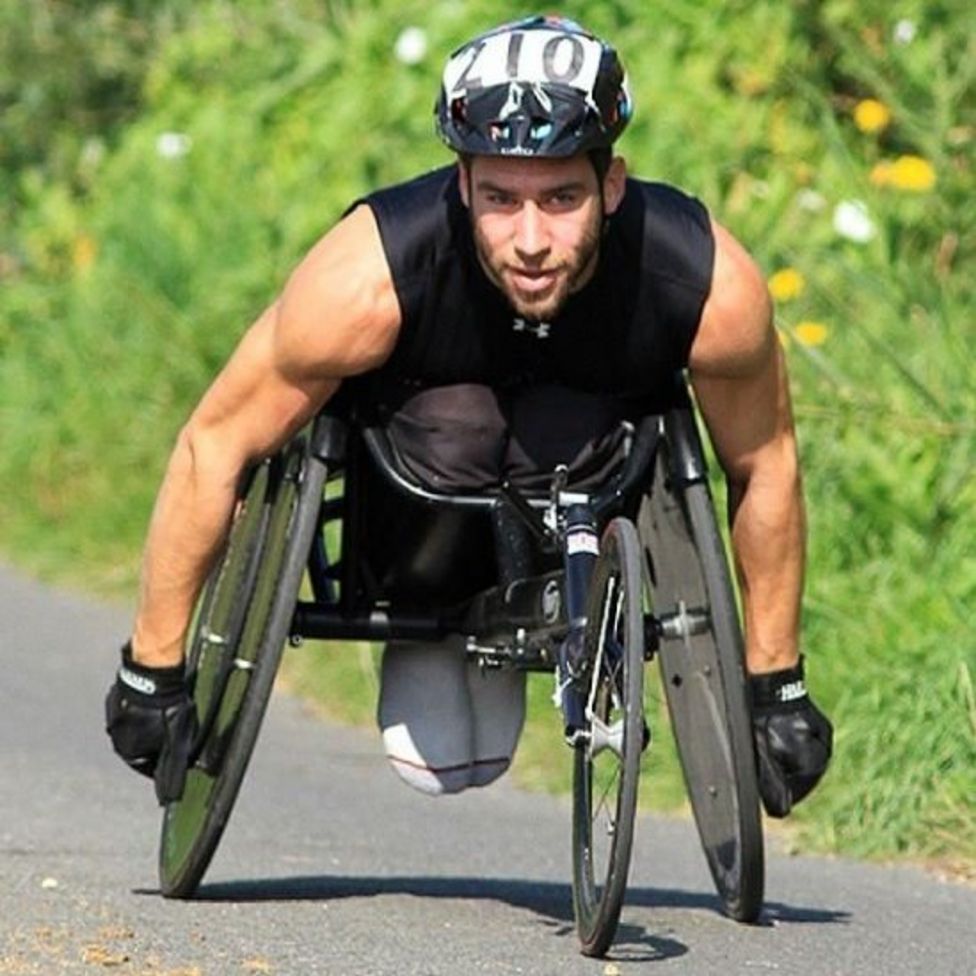 Paraplegic man drags himself through airport - BBC News