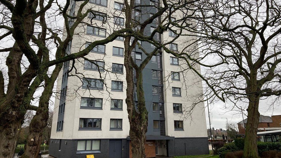 Elderly Worcester residents trapped in flats as lifts fail - BBC News