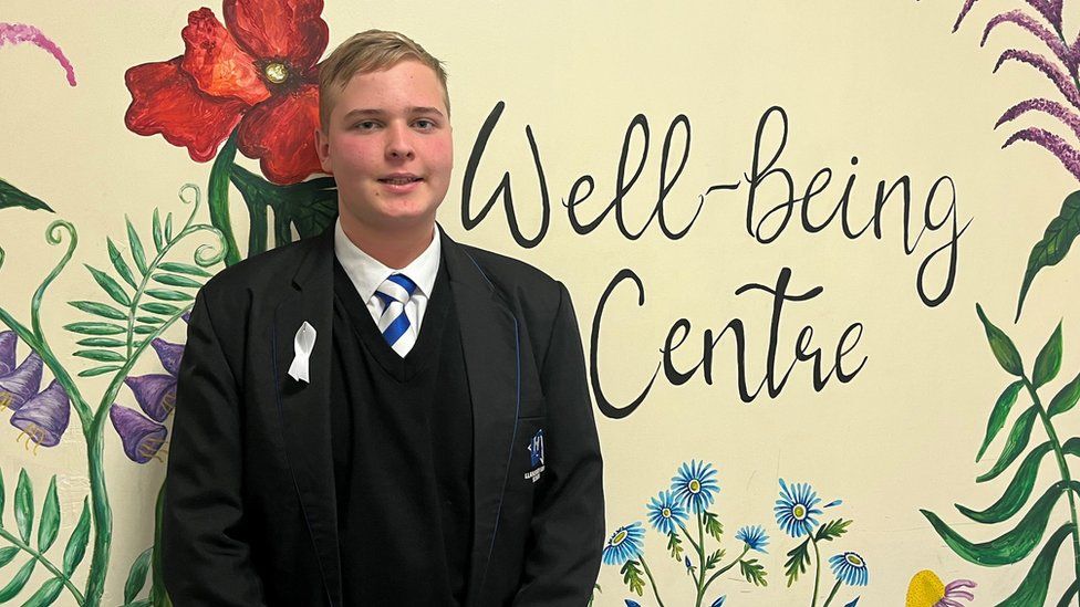 'Mor bwysig' trafod iechyd meddwl pobl ifanc yn y dosbarth - BBC Cymru Fyw